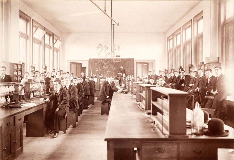 Dr Wilkinson lecturing Physiology class Third Year class in 1902 ...