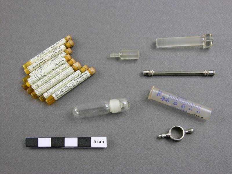 Kit: small "Tabloid" hypodermic case, number 20 - Faculty of Medicine ...