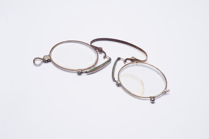 Pince-Nez with one Bi-focal - Faculty of Medicine, Dentistry and Health ...