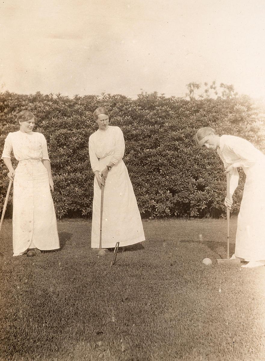 Postcard - Gweneth Wisewould (1884-1972), Annie Bennett (1891-1940) and ...