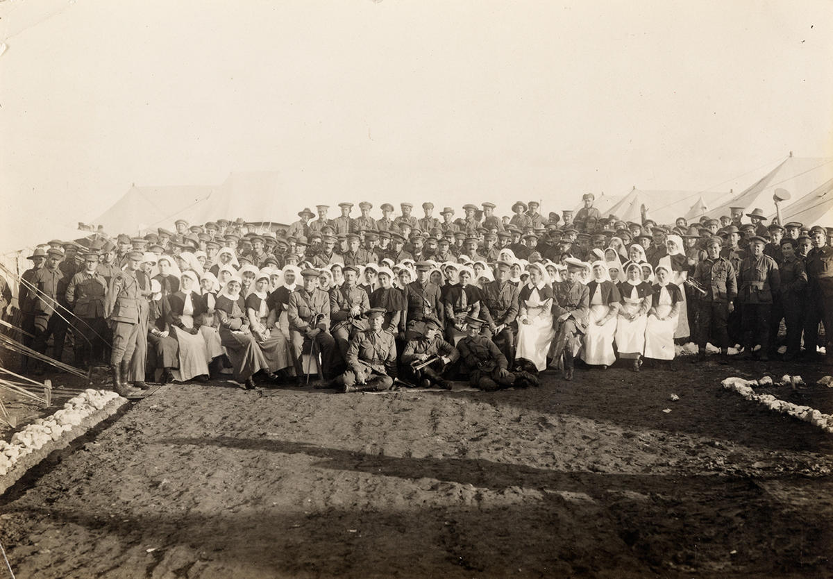 Photograph of soldiers, doctors and nurses at 1st Australian General ...