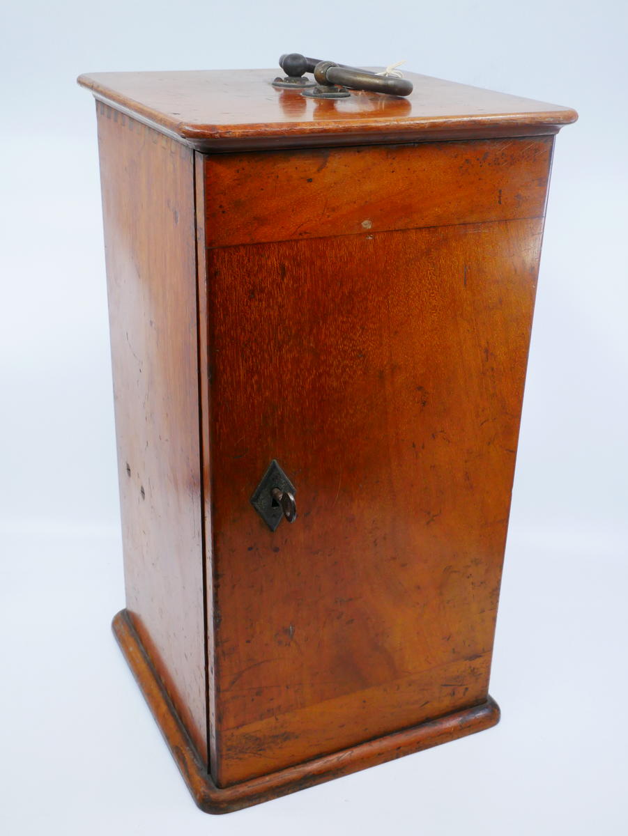 Wood microscope case with key and accessories - Faculty of Medicine ...