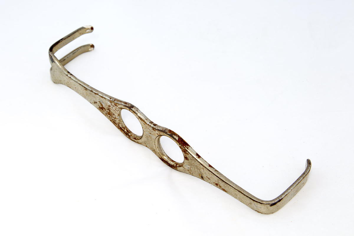 Metal Retractor - Faculty of Medicine, Dentistry and Health Sciences ...