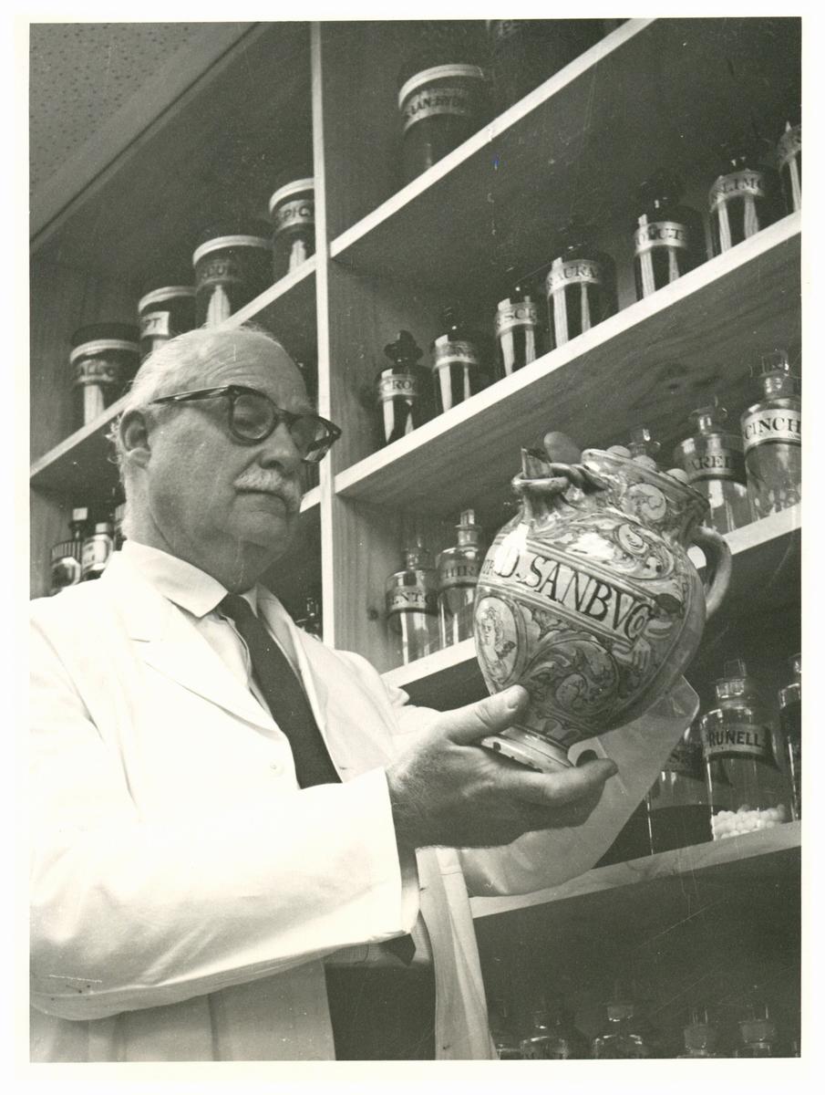 Kenneth Russell in Savory and Moore Pharmacy, Medical History Museum ...