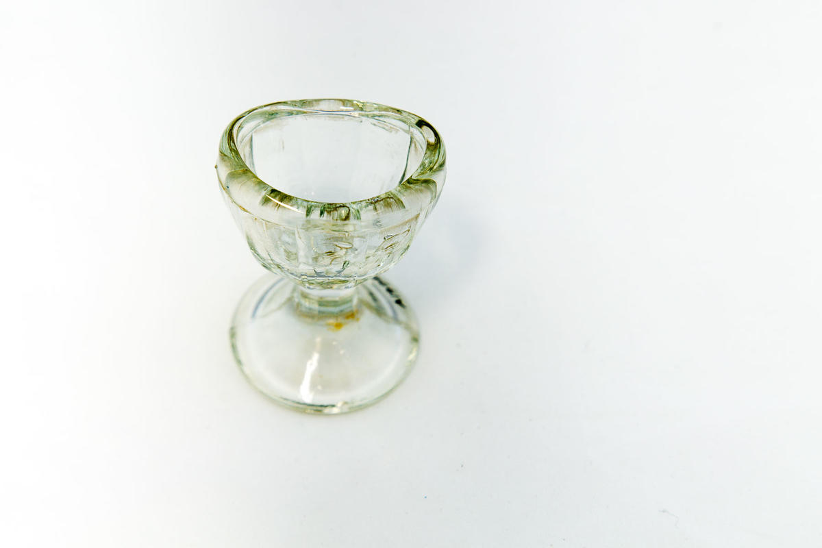 Glass eye bath - Faculty of Medicine, Dentistry and Health Sciences ...